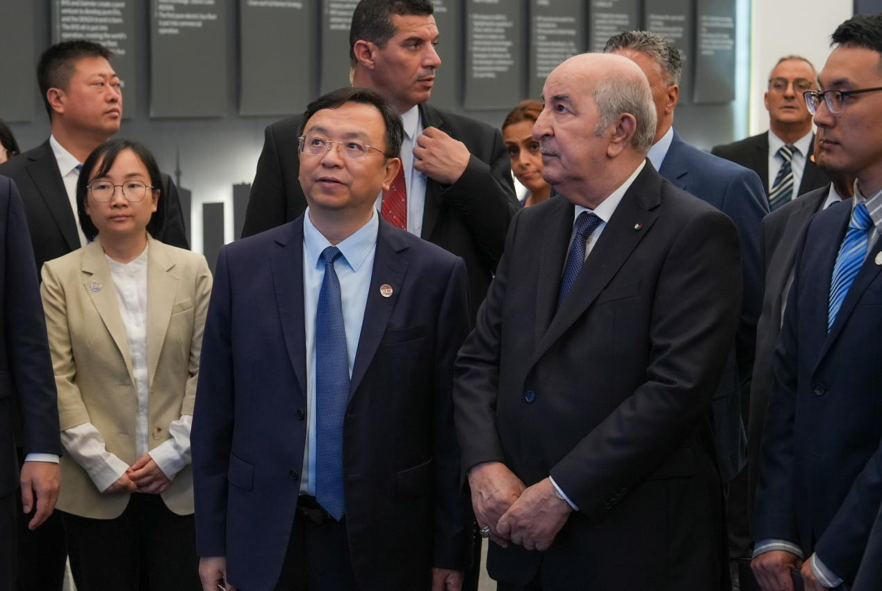 알제리 대통령 선전의 기술적 발전에 감명받다_EYESHENZHEN